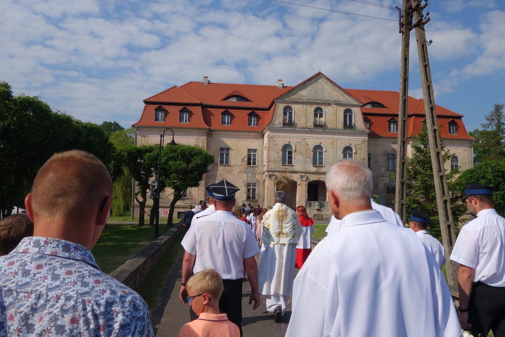 Procesja Bożego Ciała ścieżkami parku | Gmina Jerzmanowa - Gościnna dla rozwoju